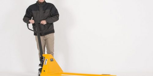 How To Use A Pallet Truck Safely - Manutan UK Blog