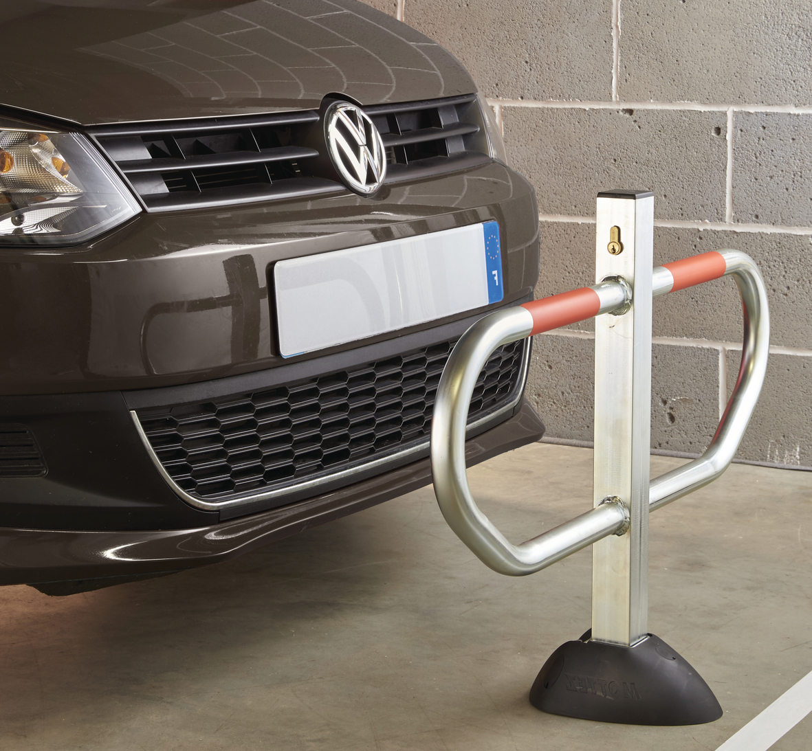 Smart parking barrier - With hoops - Manutan.co.uk