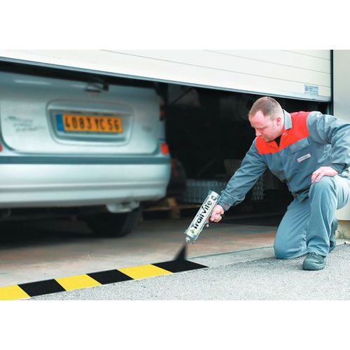 Traitvite hand-held line marking gun - For use with aerosol paints ...